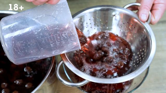 Быстрая и сладкая настойка из замороженной❄️ вишни🍒 на самогоне Коллега жены просит еще...