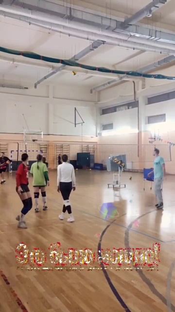 Круговая тренировка нападающего удара с применением пушки для подачи мячей