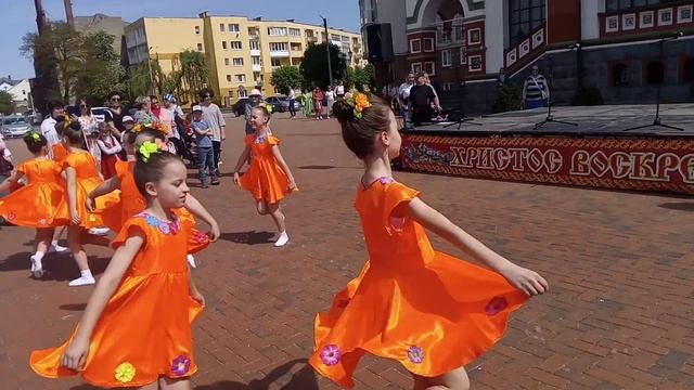 Девочки танцуют.