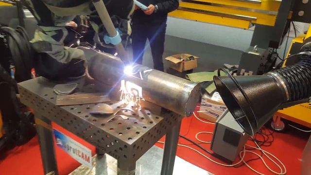 Плазменная резка с помощью коллаборативного робота