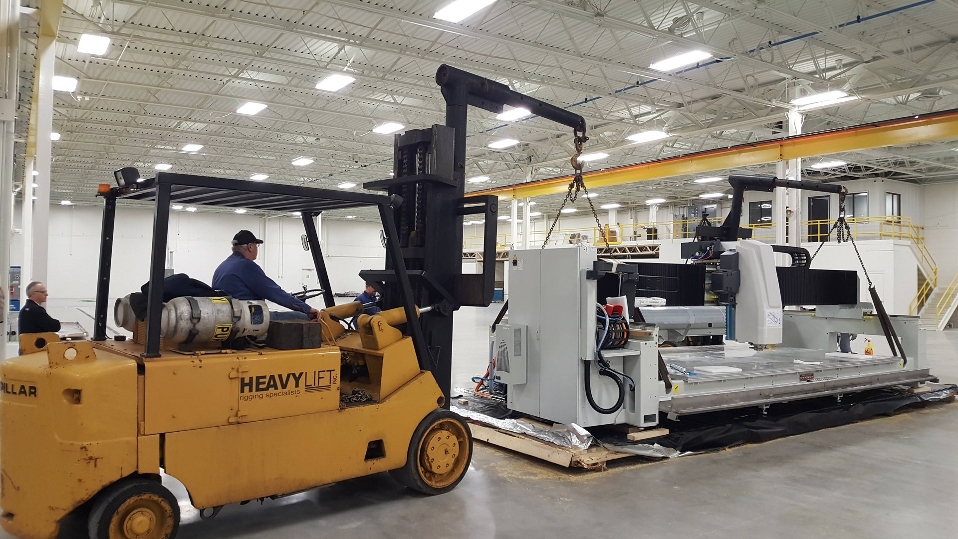 Разгрузка и перемещение обрабатывающего центра Intermac Master 45.3 двумя вилочными погрузчиками