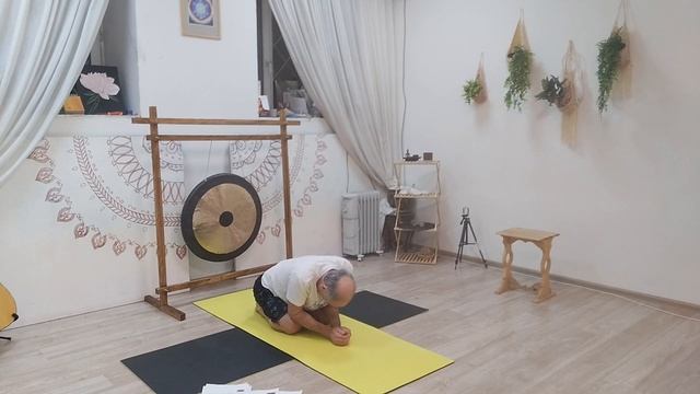 1. Расслабили руки и плечи, в конце шавасана