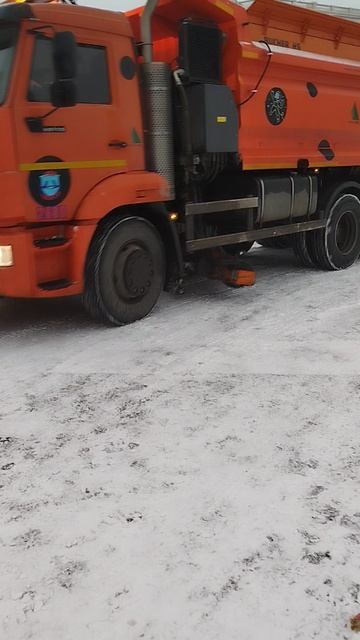 Камаз чистет асфальт на  площади  санкт-петербург