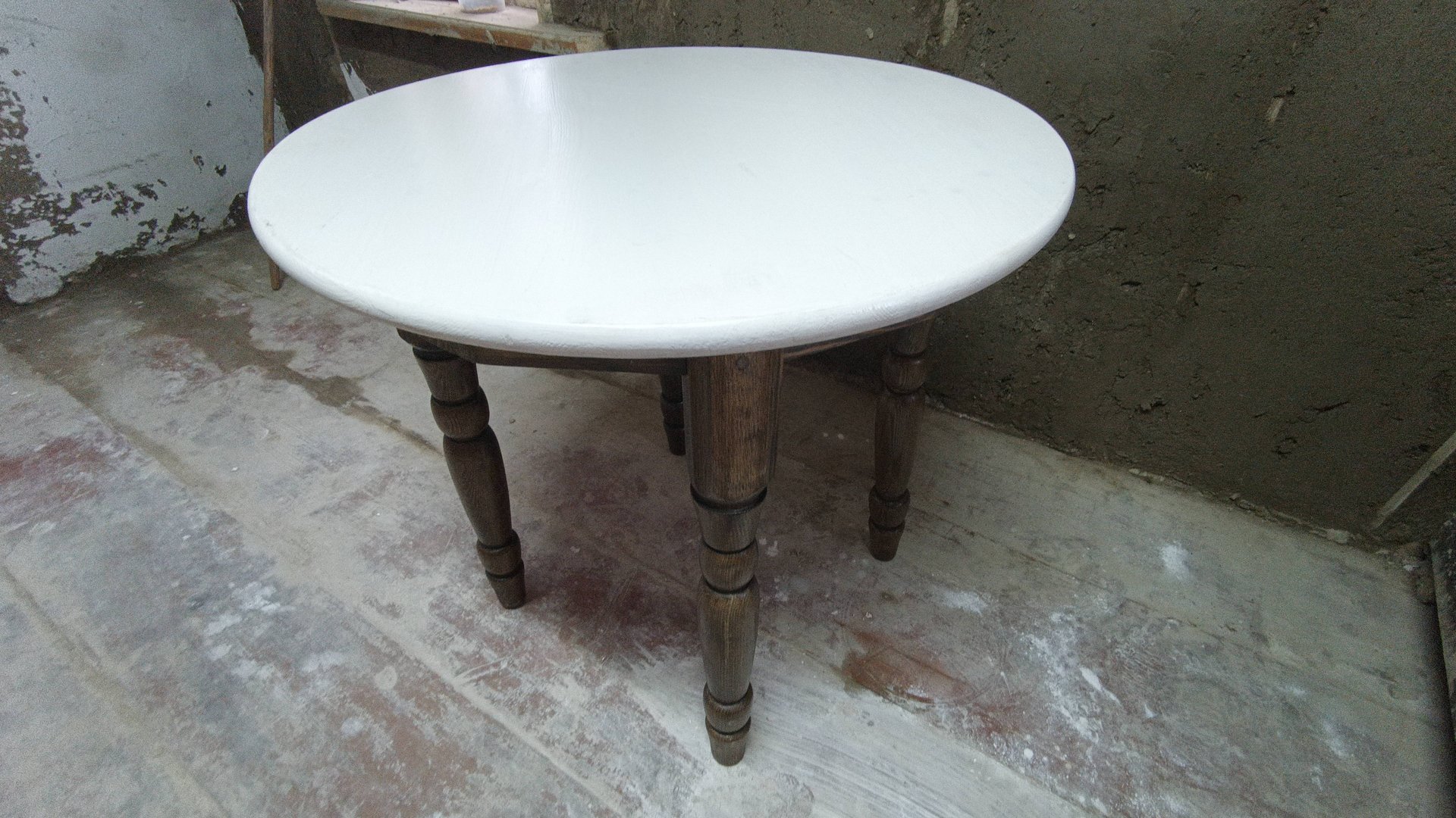 Небольшой обеденный стол делаю своими руками. Сборка.