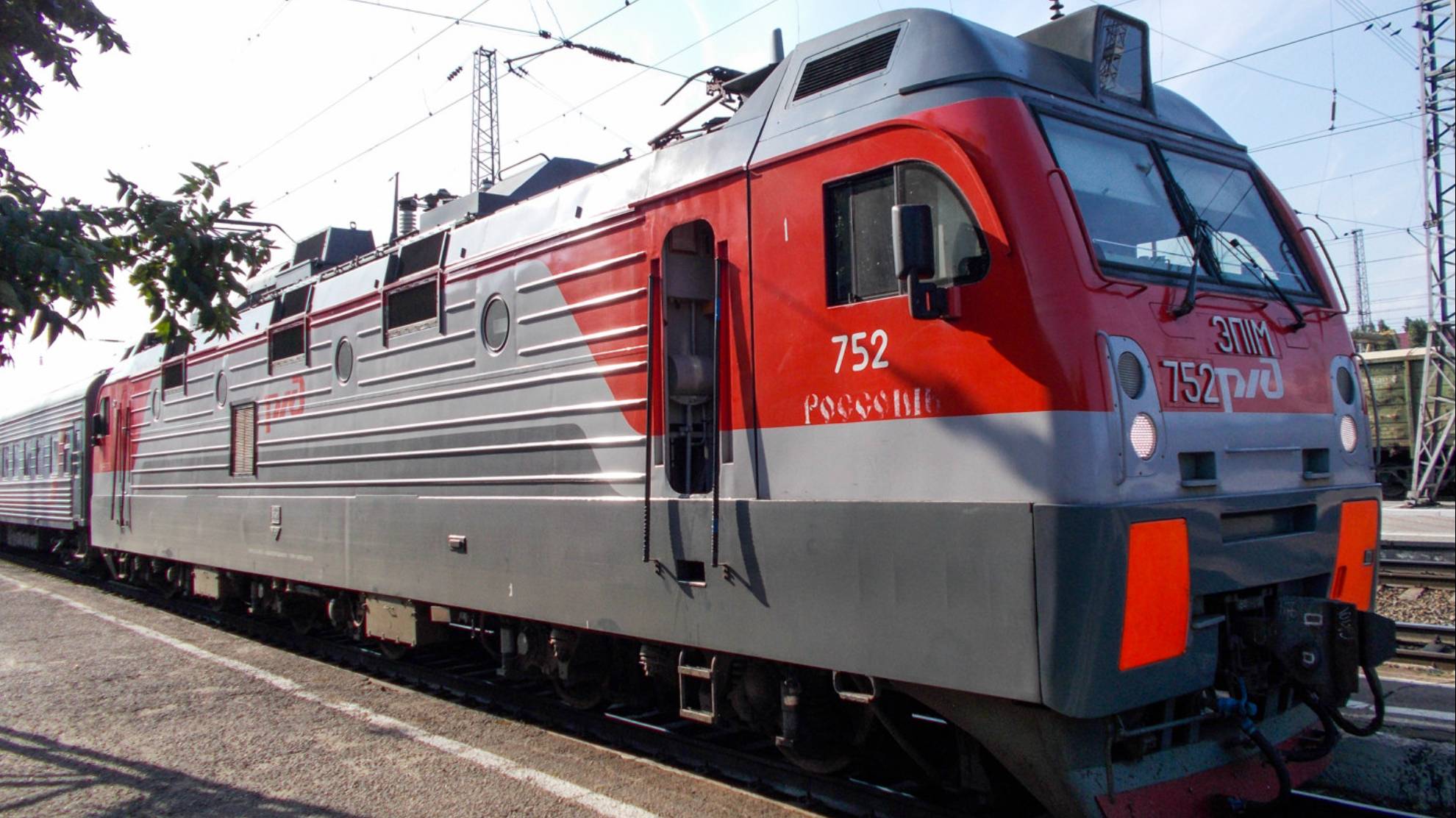 Пассажирские поезда на главном ходу Батайска