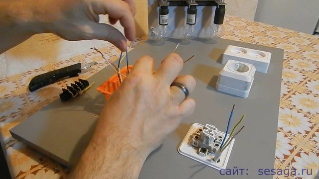 Соединение проводов в коробке.