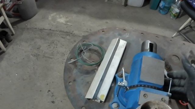 приобрёл   слесарные тески тиски, в работе отлично, но с ценой...