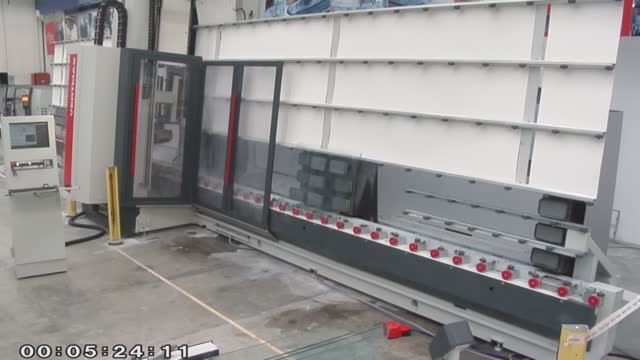 Изготовление стеклянных перил и парапетов на вертикальном обрабатывающем центре Intermac Vertmax