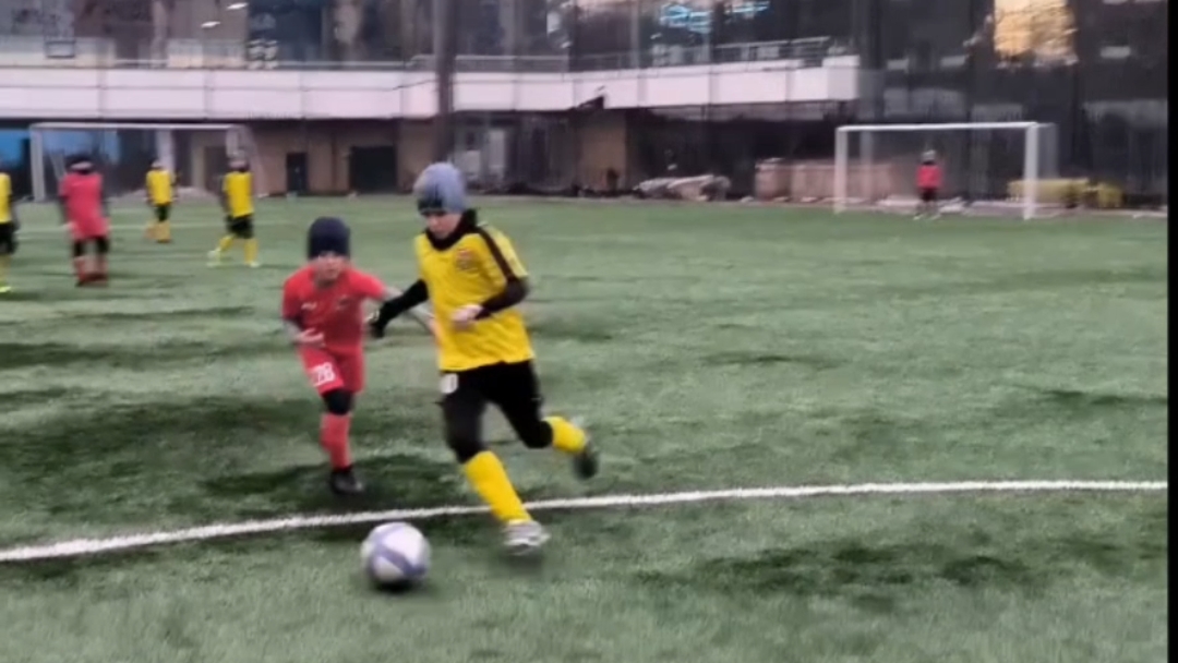 Турнир Реутов cup , игра в футбол между 2014 годом, сын под номером 90, отбирает и раздаёт.