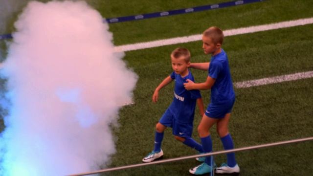 2022_08_31_Вывод пацанами игроков Зенита на поле перед матчем Зенит - Факел