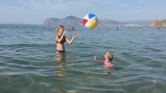 30.08.2022 – завтрак в новом кафе. Купили мячик для игры, поездка на «банане» Орджо и автоматы