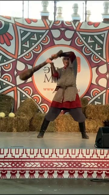 Разминка богатырей перед выступлением.