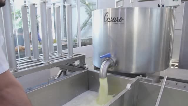 Подпрессовка сырного пласта под слоем сыворотки. Пневматический формователь CASARO.