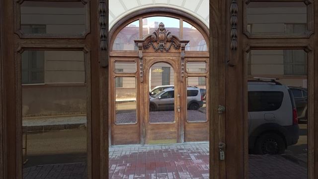 Двери как отдельный элемент красоты зданий Петербурга.