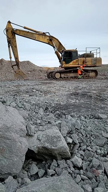 Чистка ходовой части экскаватора.