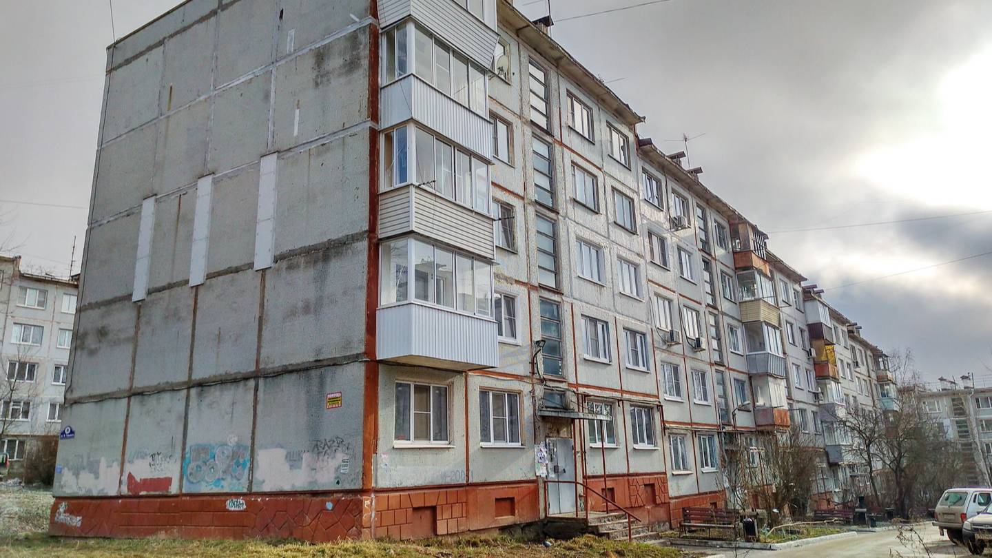 1-комн. квартира с 8-метровой кухней и балконом на среднем этаже в центре города.