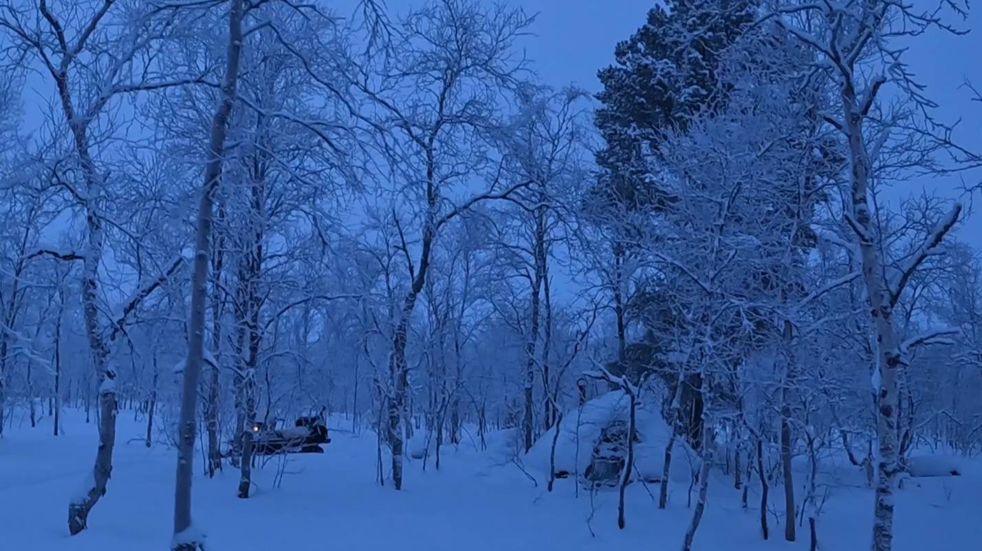 ЧАСТЬ-1.ИЗБУШКА УТОНУЛА ПОД СНЕГОМ ПОД САМУЮ КРЫШУ,ЕДУ НА РЫБАЛКУ С НОЧЁВКОЙ В МОЕЙ КРОШЕЧНОЙ ИЗБЕ