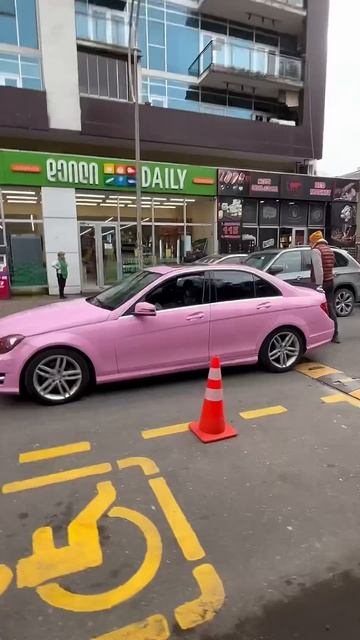 Брутальный мерин #мерседес #тачки #mercedes #розовый #авто #мерин #грузия #georgia #sportcar