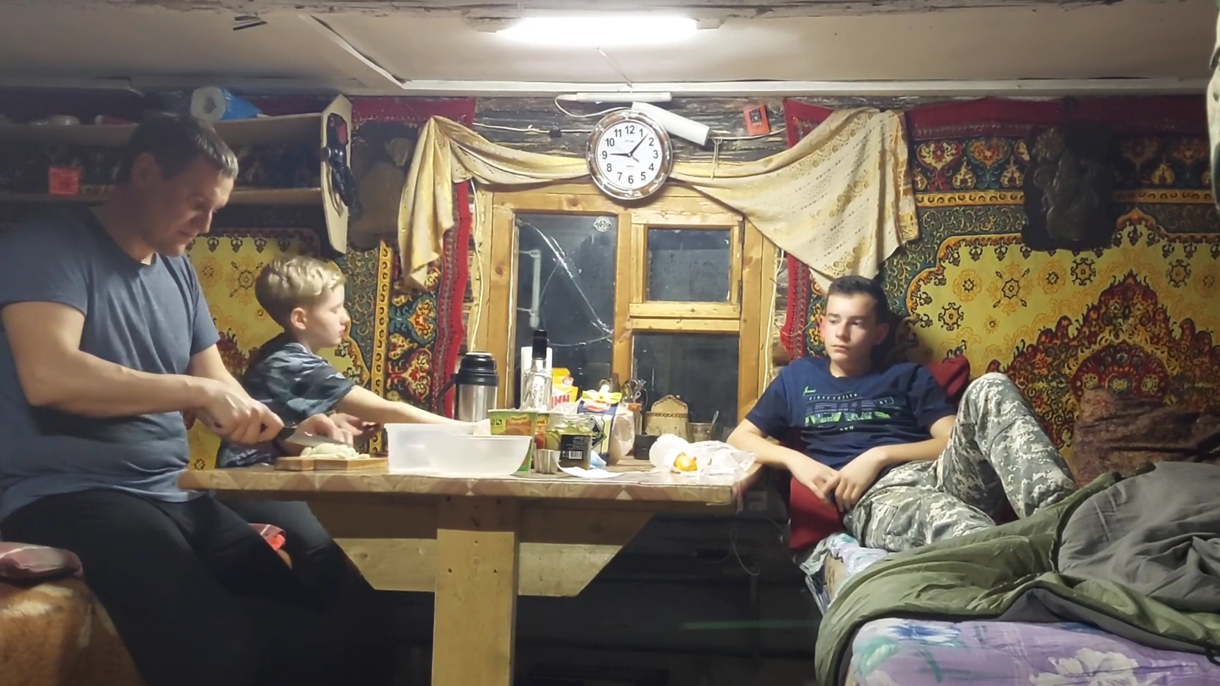 НА ОХОТУ. За глухарями, ночлег в избе