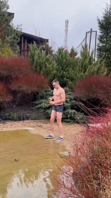 Купание в ледяной воде - зарядка твоих батарей #wimhof #ice #icebath #закаливание #зож #обливание