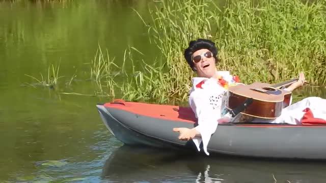 Двойник Элвиса Пресли на пикнике