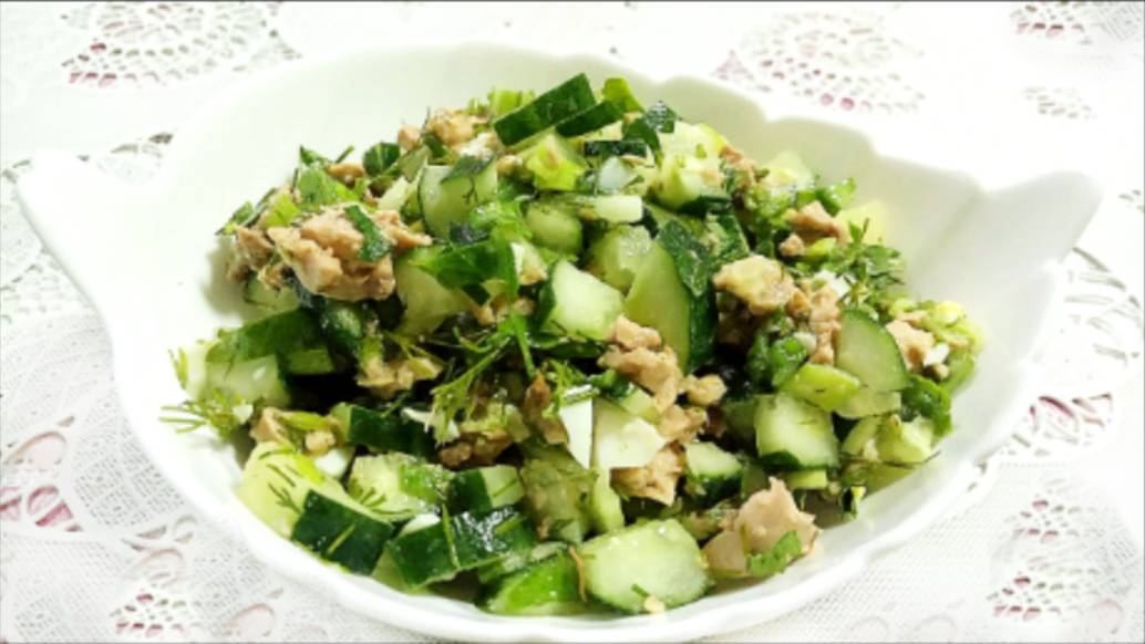 Салат из печени трески, свежих огурцов с яйцом и зелени! Вкусный и сытный салатик! Блюдо из СССР!