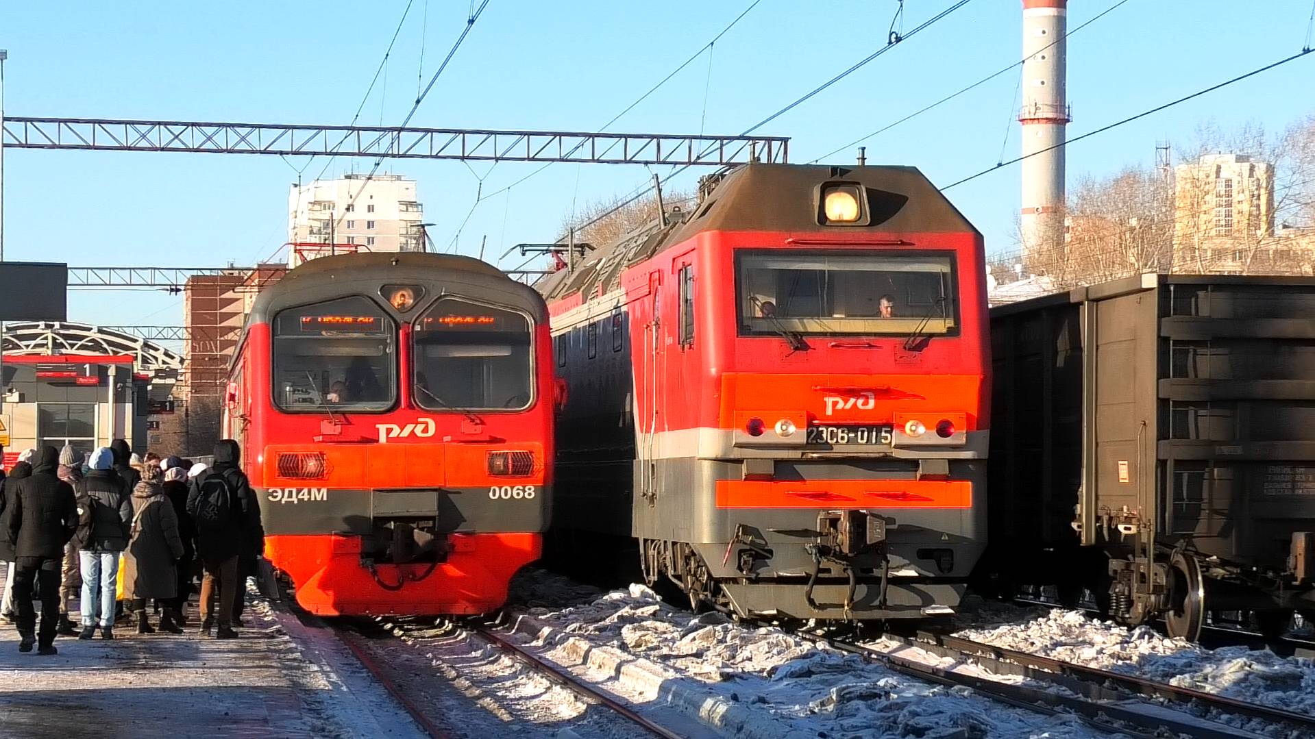 2ЭС6-015 "Синара" с перегоняемым ВЛ10К-911 обгоняет ЭД4М-0068 на платформе Первомайская