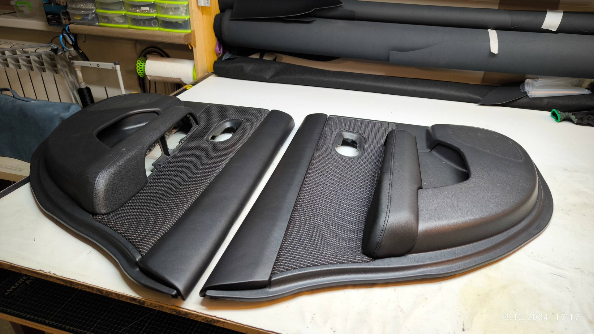 Перетяжка дверных карт от автомобиля Nissan Tiida.