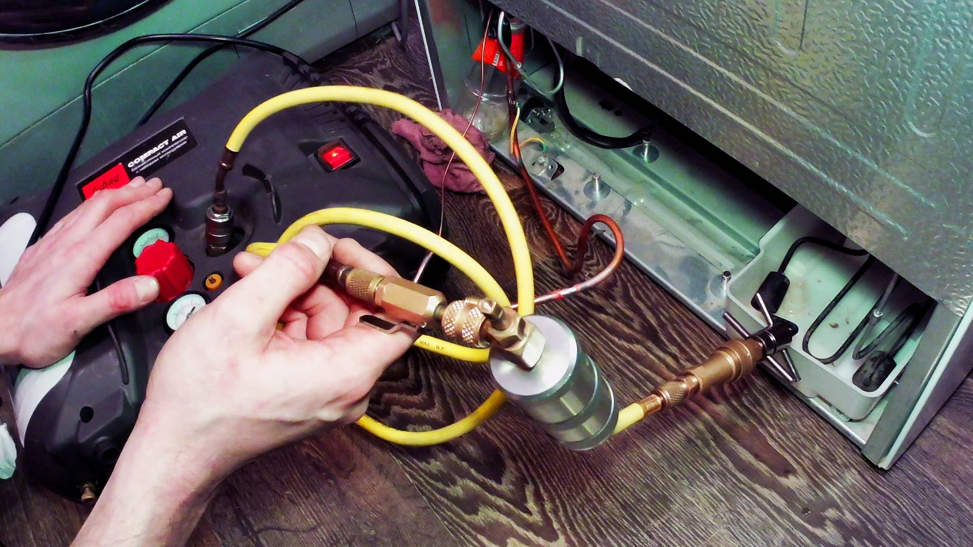 Замена компрессора и промывка системы на холодильнике Candy