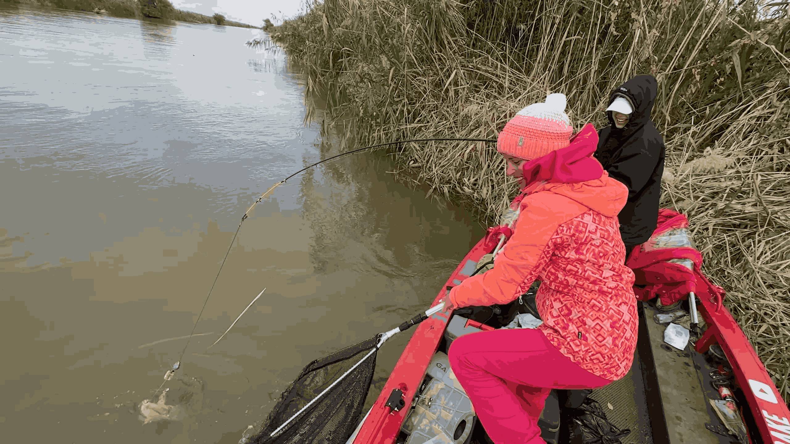 ОТРЫВ НА РЫБАЛКЕ!  САЗАН ПРЁТ, ДЕВЧОНКИ В ВОСТОРГЕ!