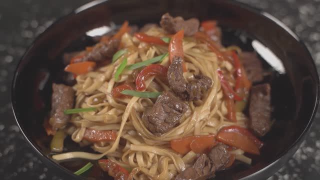 Азиатская лапша удон с говядиной