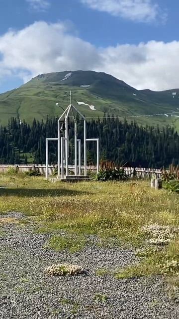 Деревянная церквушка в горах Бахмаро. #церковь #бахмаро #грузия #горы #церковьвгорах #bahmaro