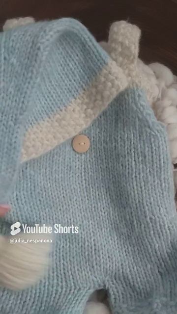 Комбинезончик голубого цвета на новорожденных малышей.