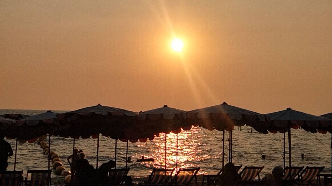 просто берег закрывающихся зонтиков. версия 10 собакены и жёлтое. вечерний сабай