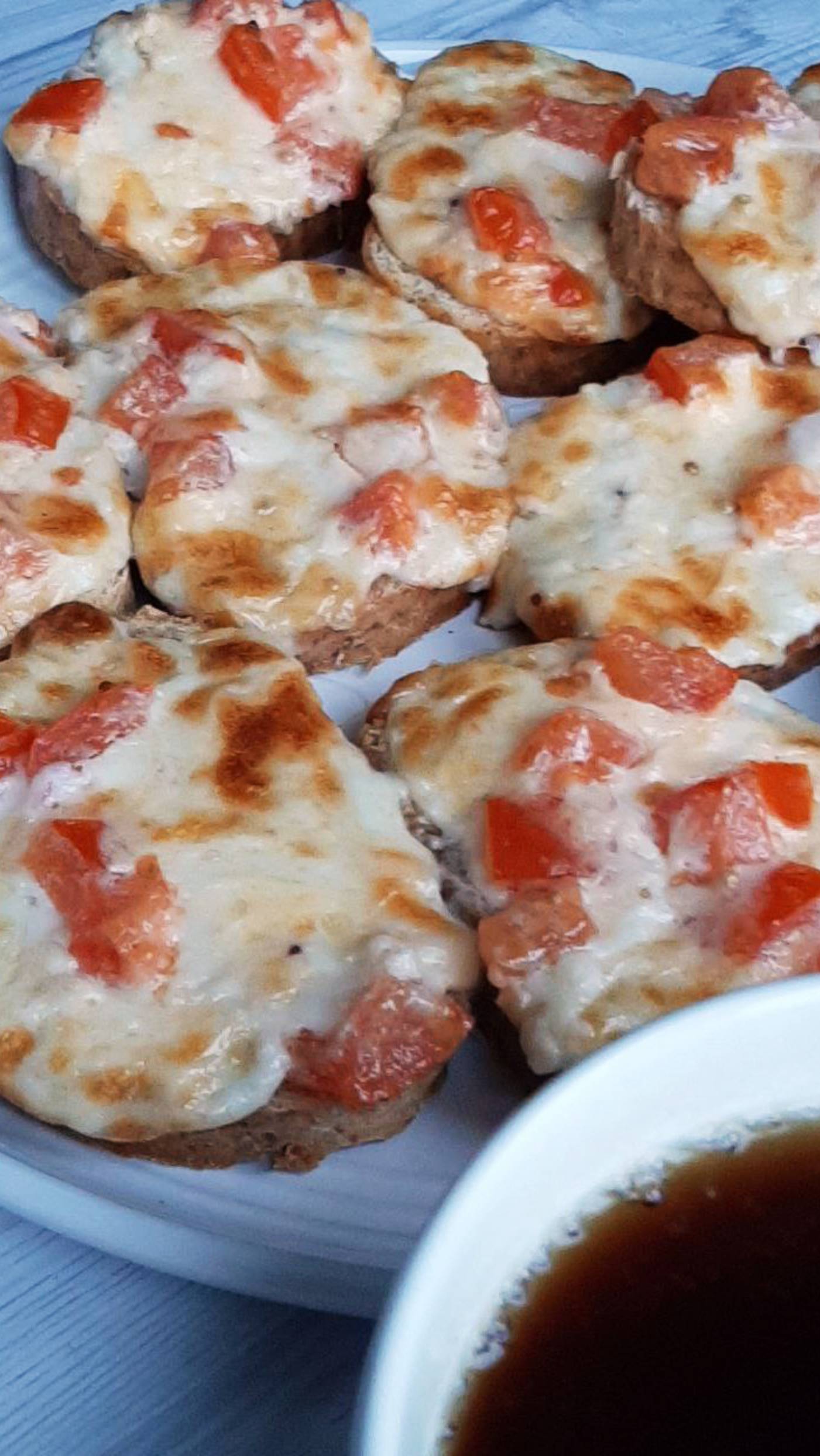 Горячий бутерброд с помидором и сыром.