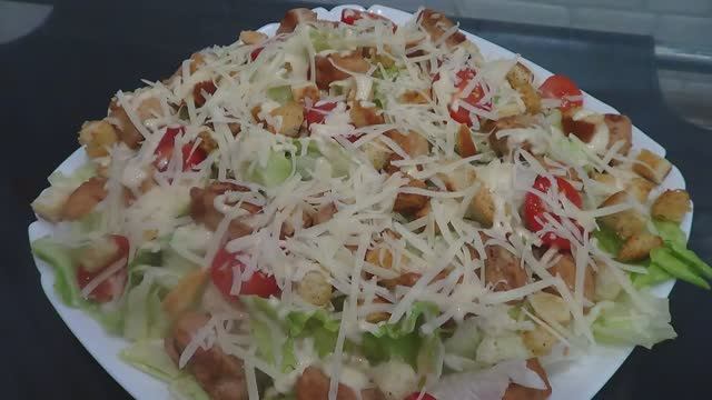 Салат Цезарь с курицей