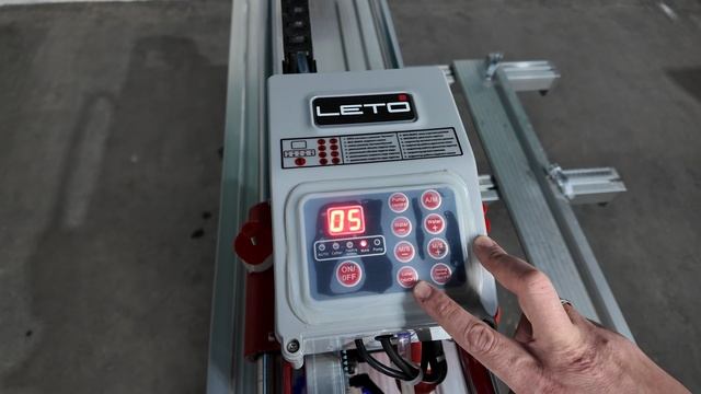 Панель управления и кнопки на электрических плиткорезах LETO TOOLS серий T8 и Т9 с автоподачей