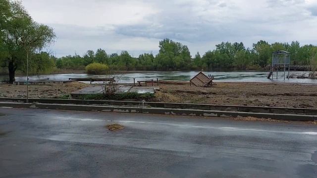 ЧТО С ПЛЯЖЕМ СТАЛО после паводка / ПОКАСИЛО МОСТ  ЖАЛКО МАШИНУ / С ПРАЗДНИКОМ 09.05.24