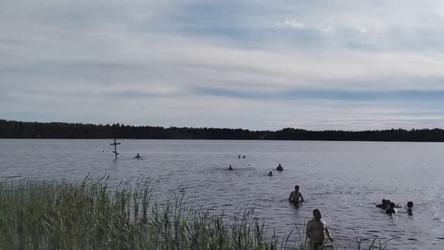 Святое Дымское озеро с Православным крестом в воде.