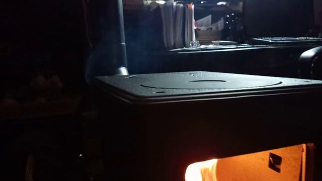 Камин Jotul F601 как выгорает краска на новом камине