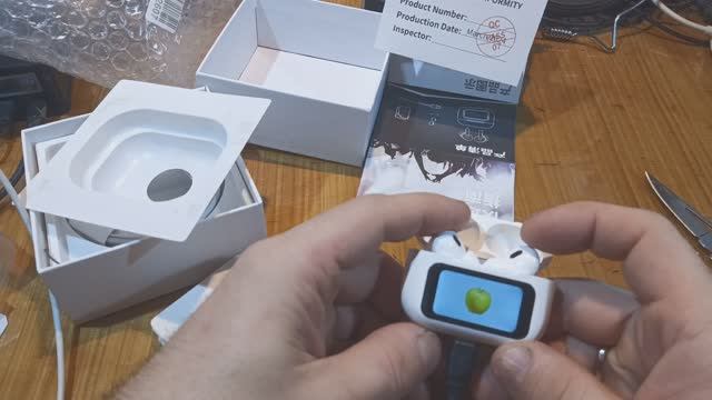 Наушники TWS с экраном на боксе - слишком намудрили, и в результате...