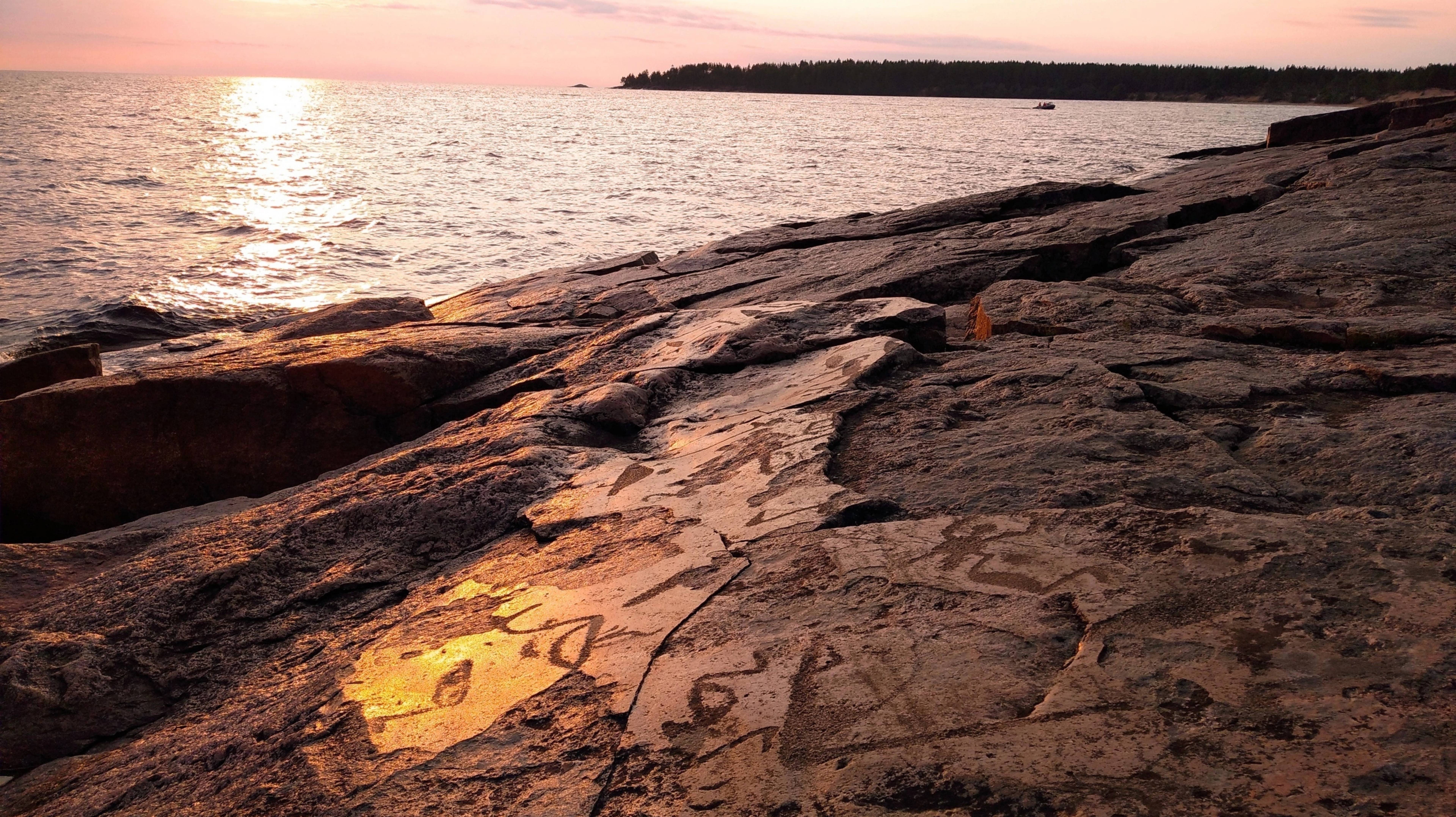 Петроглифы возрастом 5000 лет
Онежское озеро.