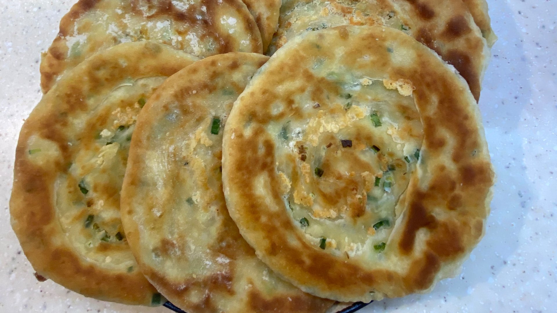 Хрустящие лепёшки с сыром и зелёным луком на сковороде