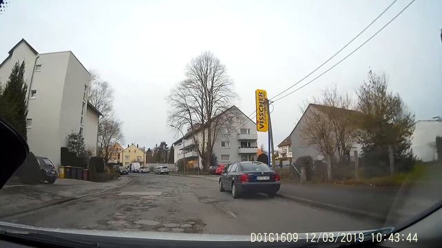 Разбитый асфальт рядом с нашим домом в Дортмунде