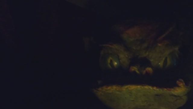 Клоун Нуар напуган в лабиринте ужасов в ночь хеллуина