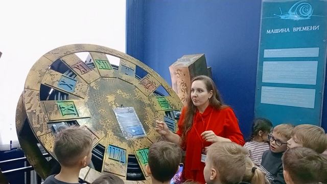 Экскурсовод рассказывает про физику