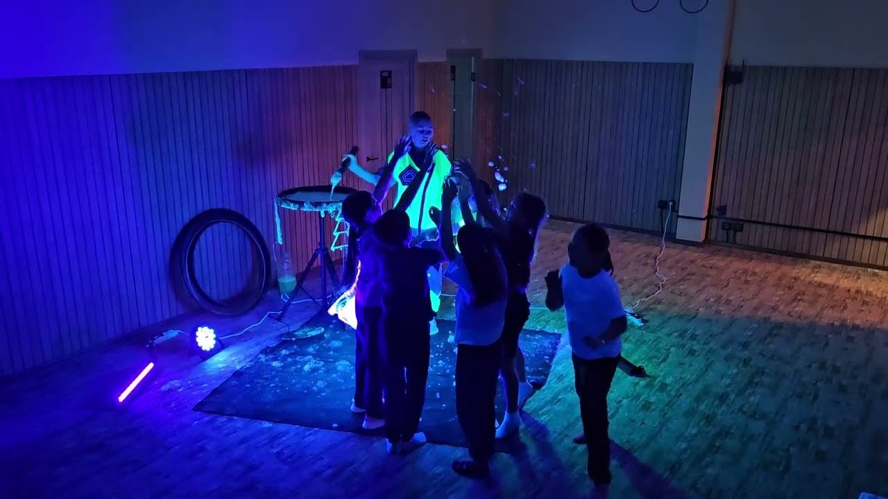 Неоновое мыльное шоу в лофте Королевство праздников в Химках