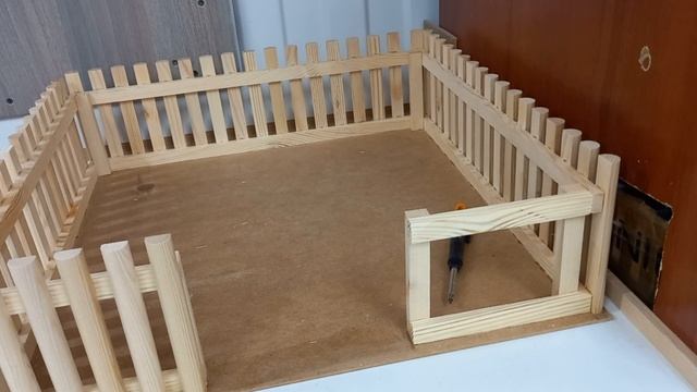 Площадка с забором....