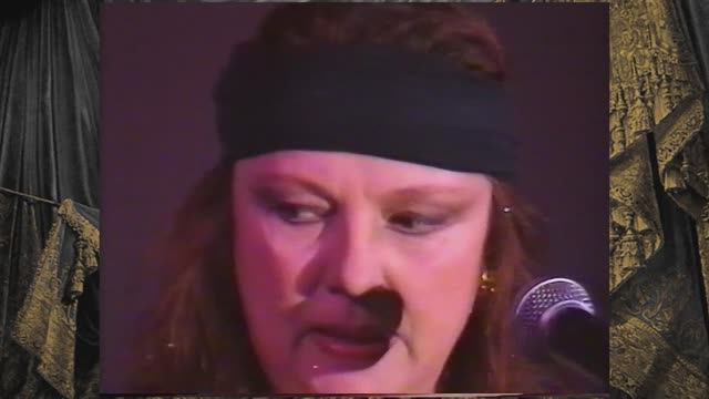 Песню "Проходит жизнь" исполняет Валентина Игнатьева