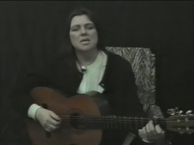 Песню "Цыганка-молдаванка" исполняет Валентина Игнатьева